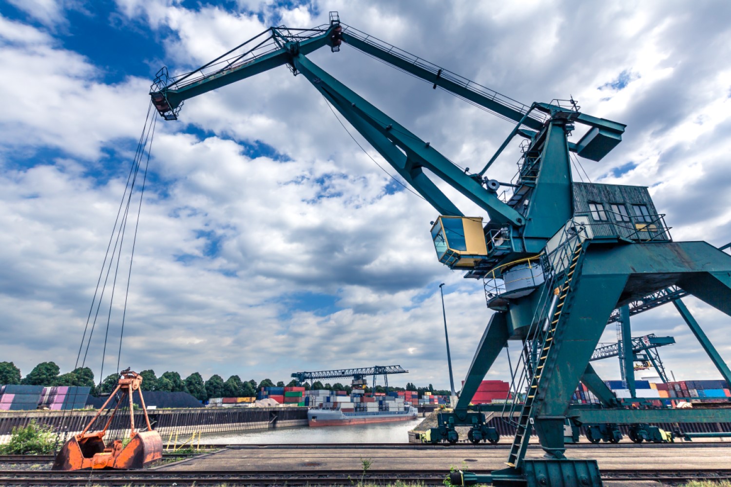 What are some important things to know when choosing a transload company?